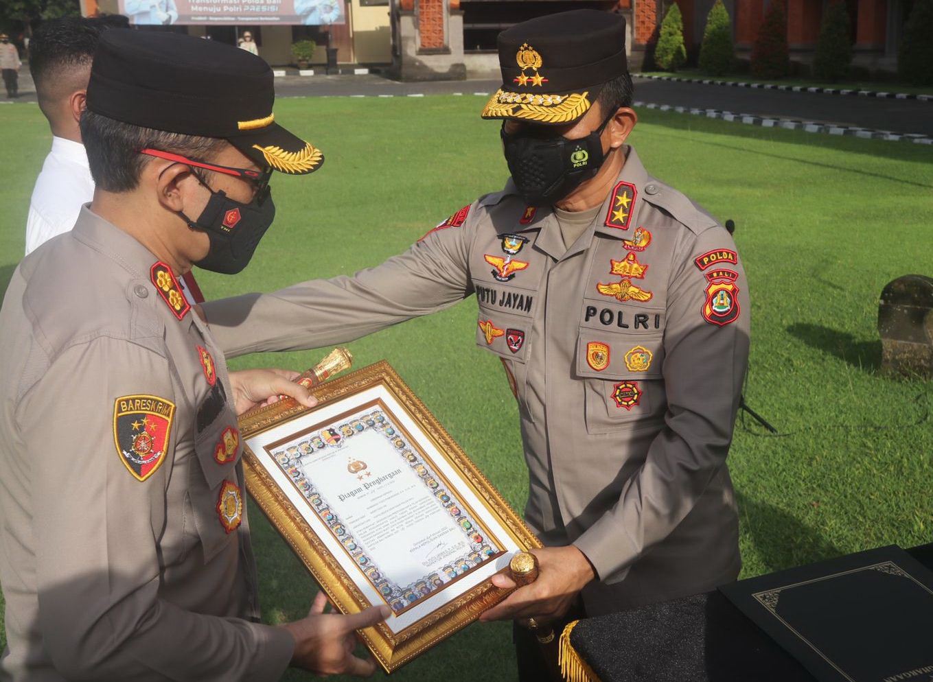 Kapolda Bali Beri Penghargaan Kepada Personel yang Berprestasi | Bali Tribune